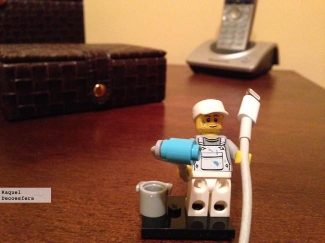 Cómo organizar los cables con minifiguras de LEGO