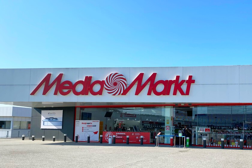 Desayuna como en el bar con esta cafetera superautomática que MediaMarkt está liquidando por el ...