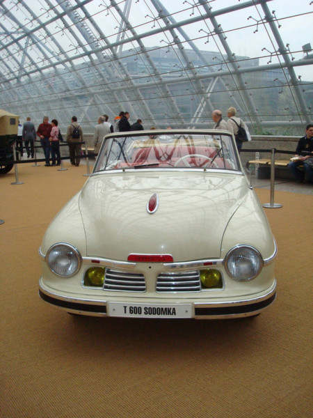 Clásicos del mundo: Tatra T601 Cabrio, el Tatraplan de la hija de Stalin