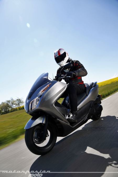 Honda NSS300 Forza, prueba (valoración, vídeo, galería y ficha técnica)