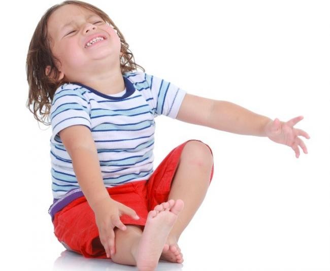 ¿Qué son los calambres por el calor y qué hacer si mi hijo los tiene?