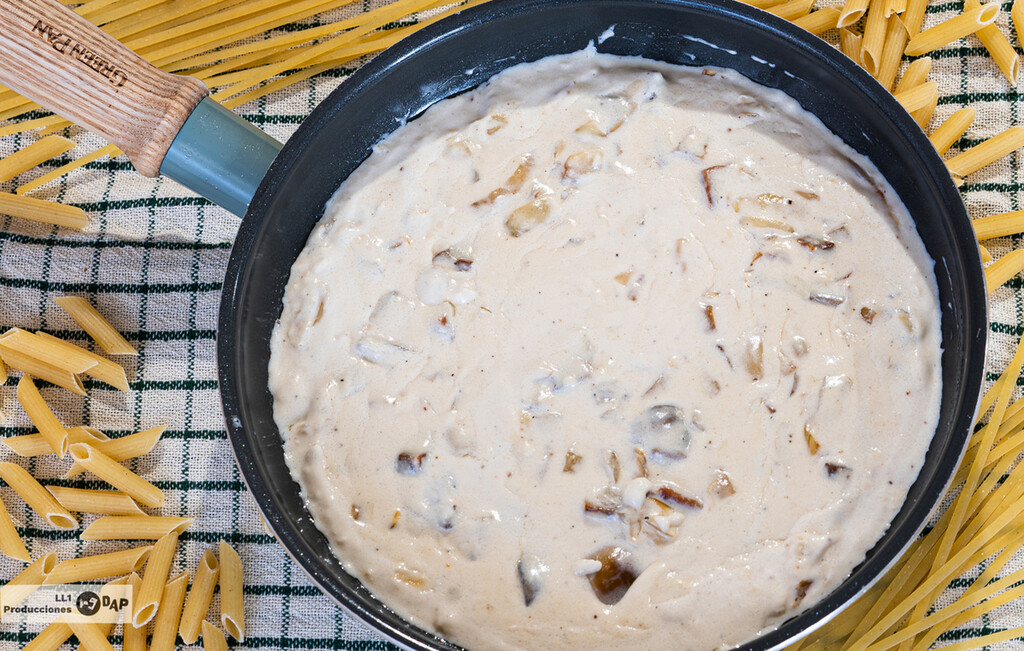 Salsa carbonara con nata: receta fácil con bacon y champiñones para pasta