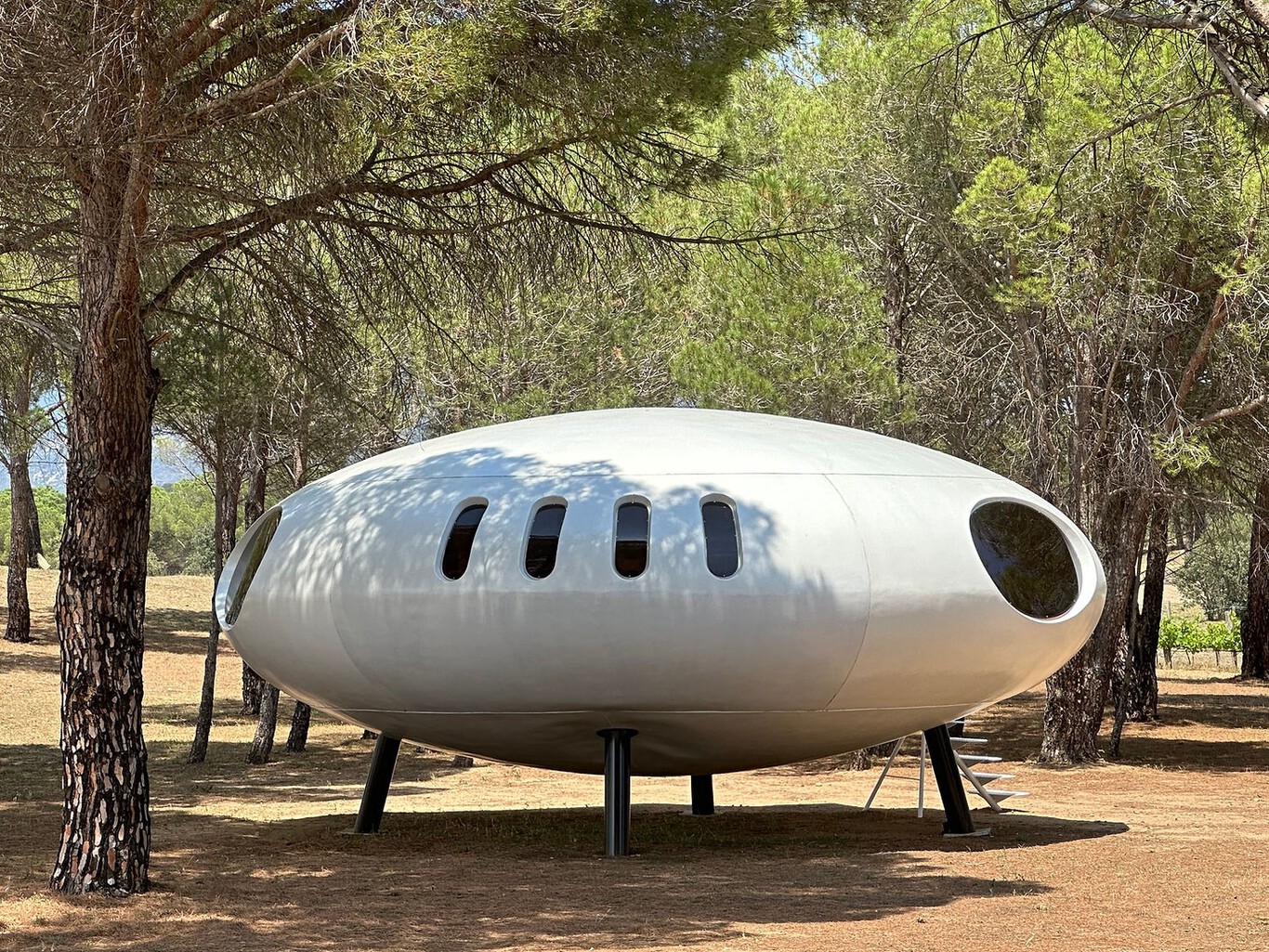 Brad Pitt compra en Girona una casa prefabricada con forma de OVNI, la ...