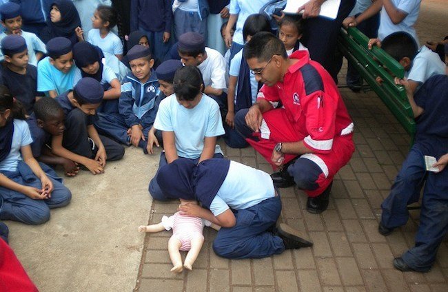 Primeros auxilios: reanimación cardiopulmonar a un bebé (II)