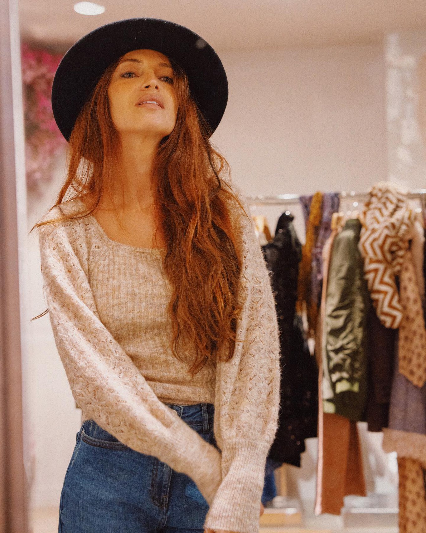 Ya sea con zapatillas Converse o botines de tacón, Sara Carbonero nos ...