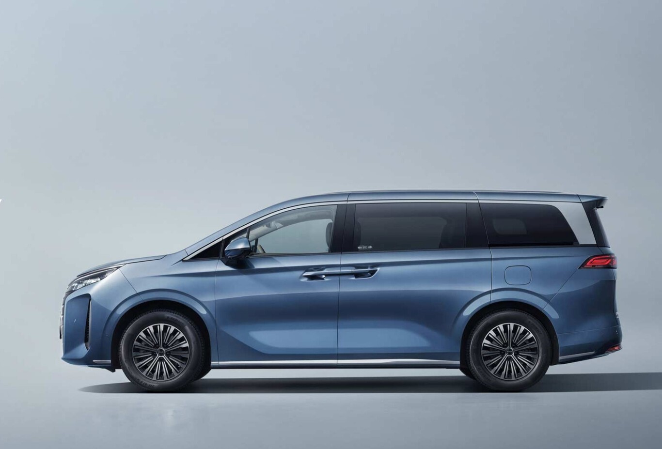 BYD M9 es la nueva minivan híbrida en México: 945 km de autonomía ...