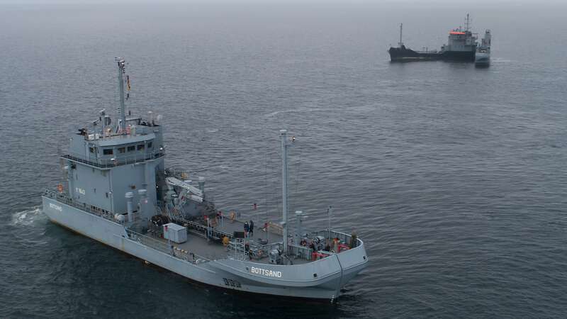 Este barco alemán se abre literalmente como una bisagra en mitad del ...