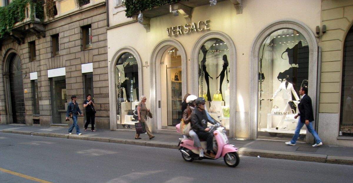 Versace regresa a Italia: el grupo Prada ha comprado la célebre marca ...