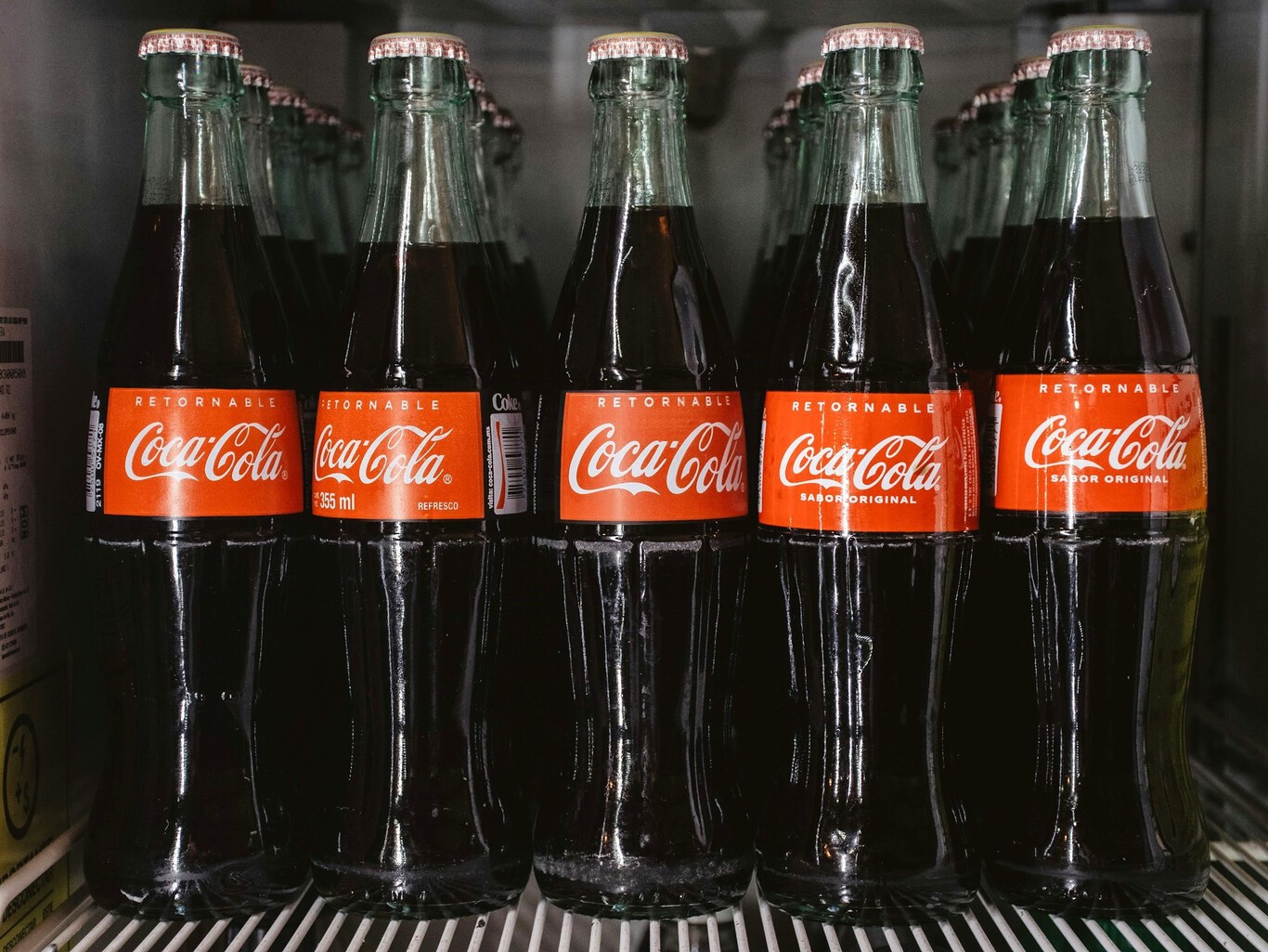 Retirada masiva de latas y botellas de Coca-Cola, Fanta y otras bebidas ...