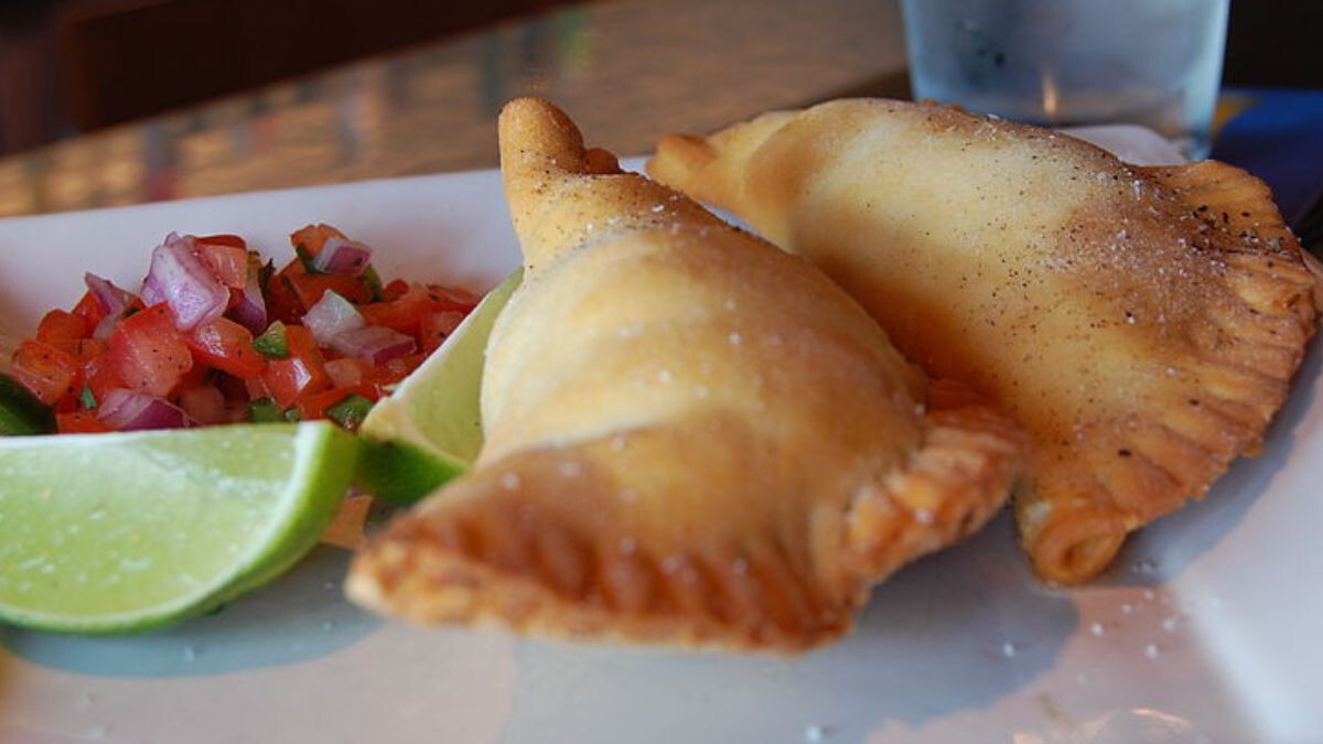 Cómo hacer empanadas con atún en lata, pimiento morrón, cilantro y ...