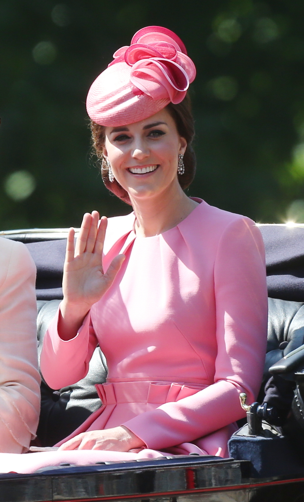 Kate Middleton impacta con un look en color rosa