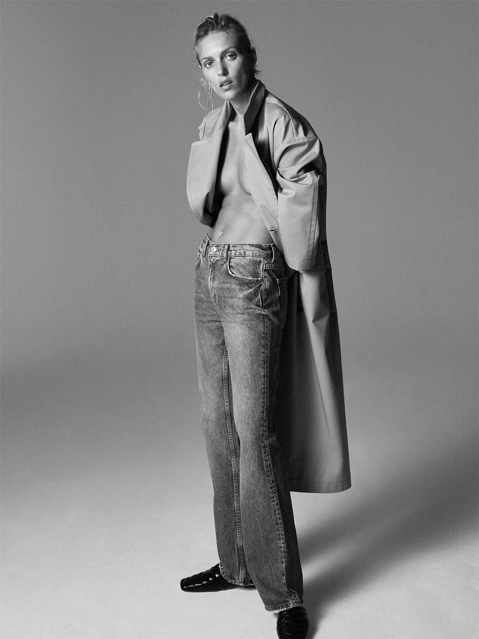 Anja Rubik presenta el nuevo lookbook de Zara con el color negro como ...