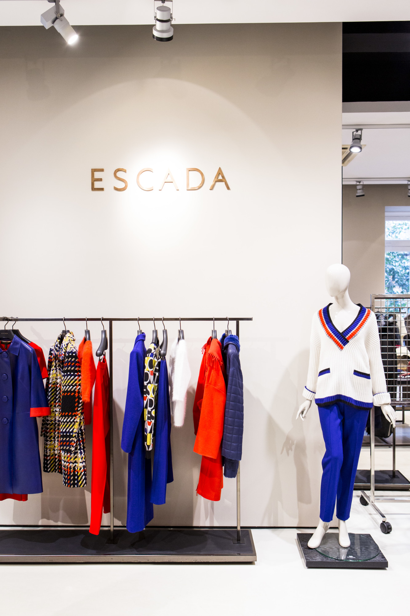 El color invade la colección Otoño-Invierno 2016 de Escada