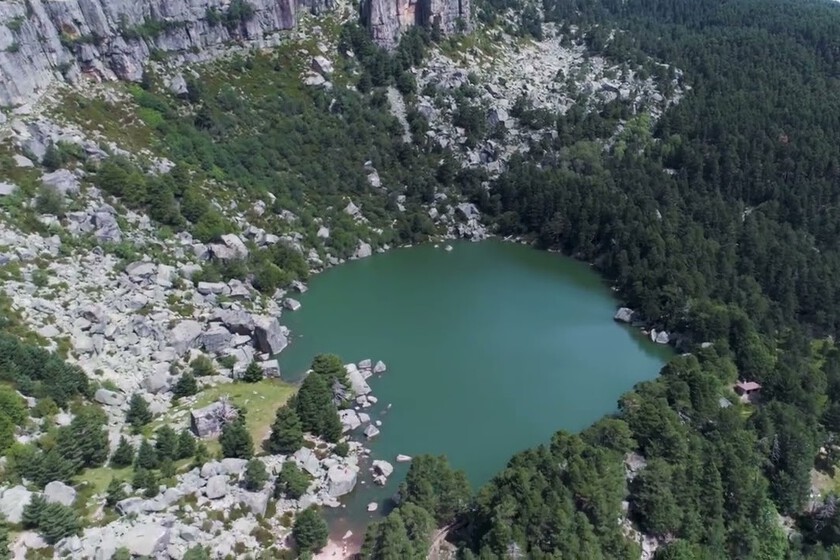 Laguna Negra Roca Lado Oscuro