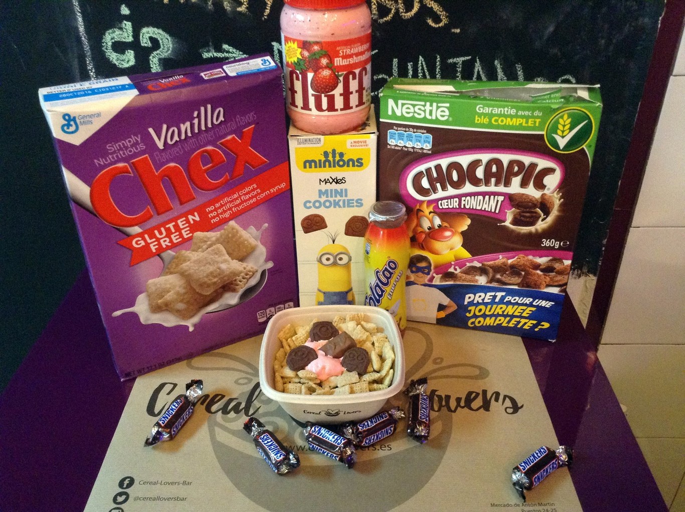 Hay gente haciendo cola bajo la lluvia en Madrid para comerse un plato ...