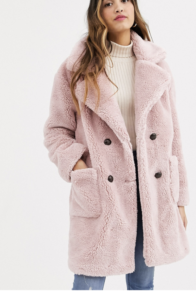 Invierte en un abrigo de pelo rosa y siempre tendrás un look en ...