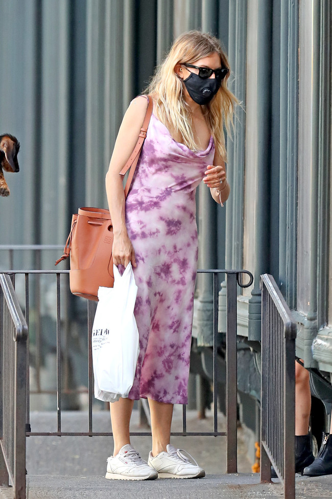 La celebridad Sienna Miller con vestido tie-dye.