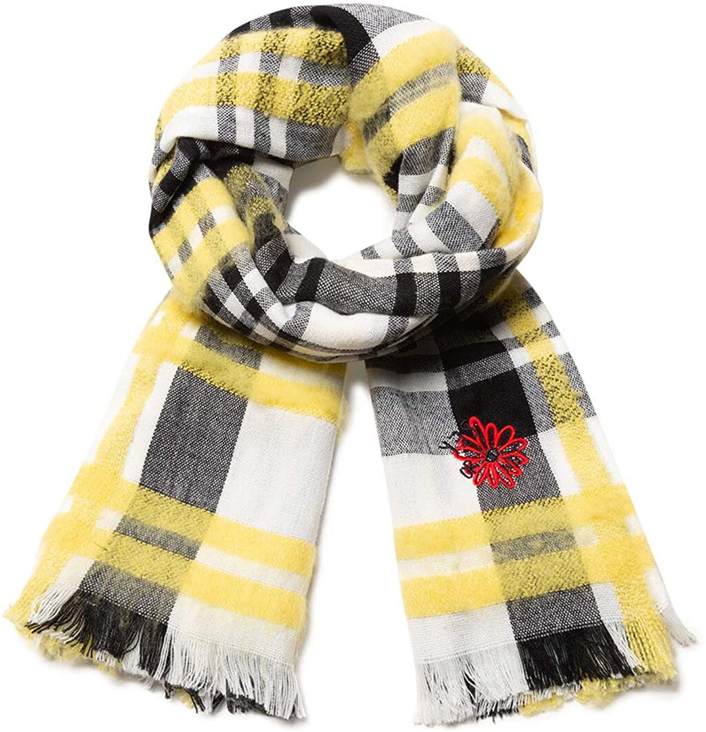 Cinco maxi bufandas estampadas y una lisa que abrigan sin perder un ...