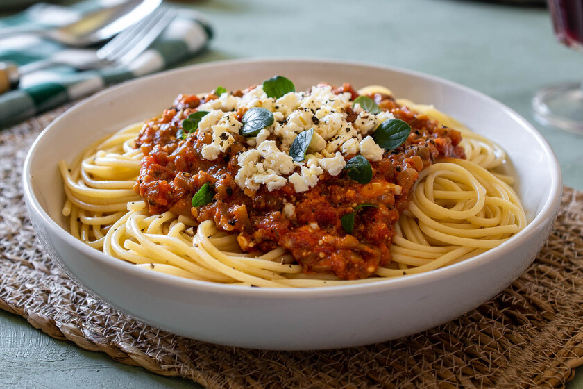 Espaguetis con salsa de berenjena, tomate y queso feta, receta de ...