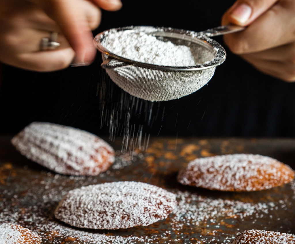 Por qué hay que tamizar la harina y otros ingredientes secos (y cuándo ...