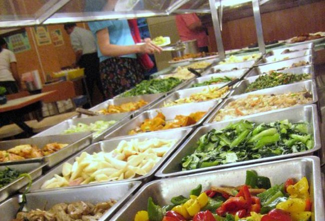 ¿Por qué comemos más en un restaurante de buffet libre?