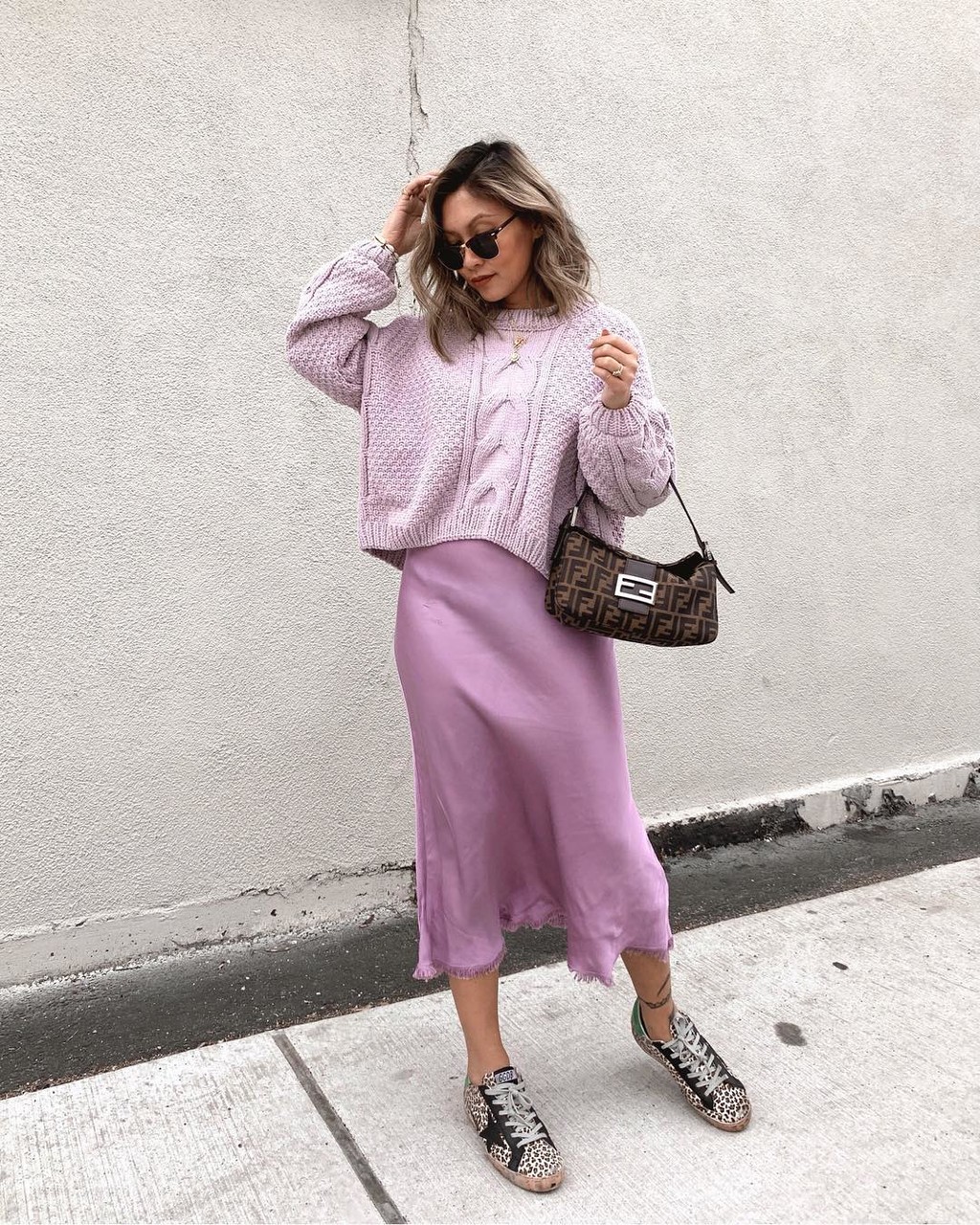 11 looks de street style que demuestran el potencial de un vestido lila ...