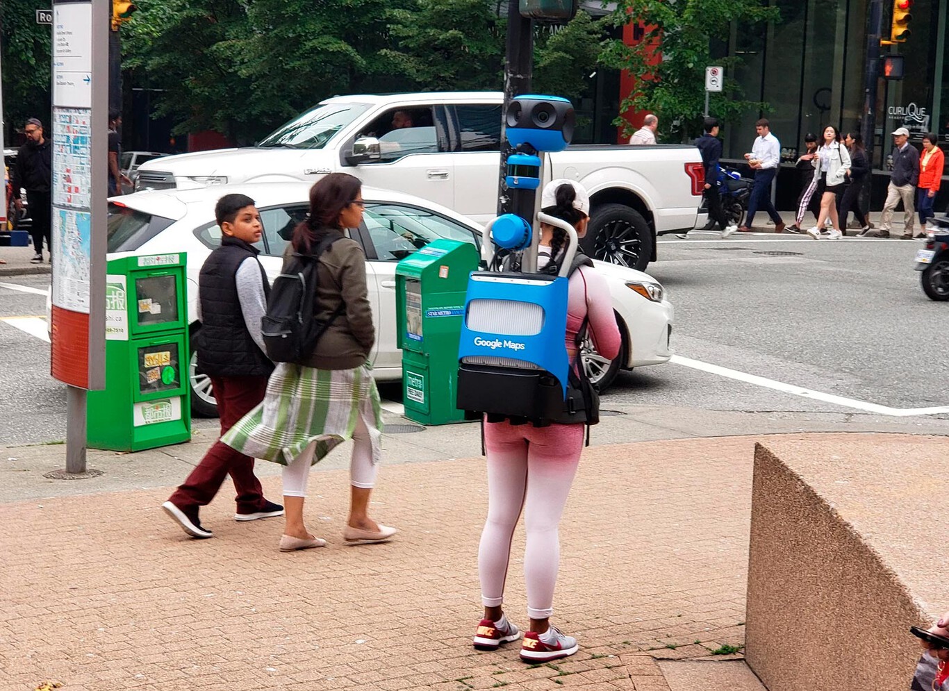 Google y Apple están recorriendo España con sus hombres mochila. Así ...
