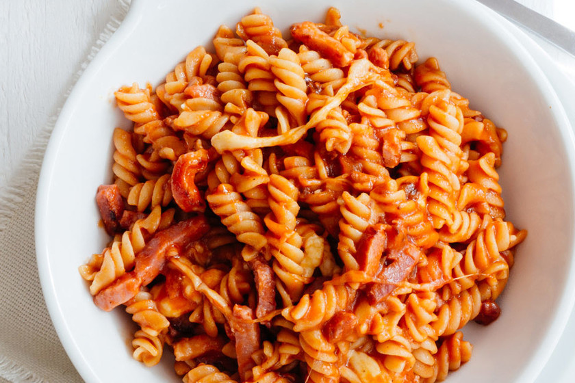 Pasta con tocino en salsa de jitomate. Receta fácil para disfrutar