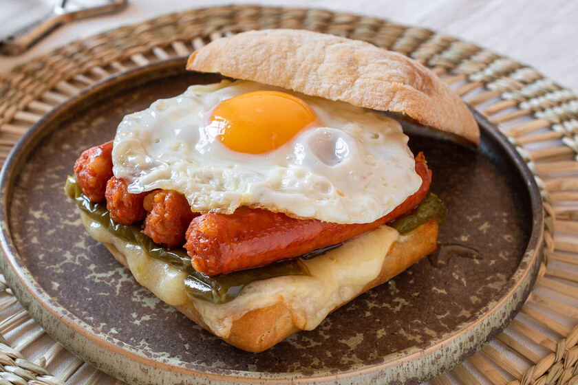 Bocadillo de pan de cristal con chistorra, pimiento y queso, receta ...