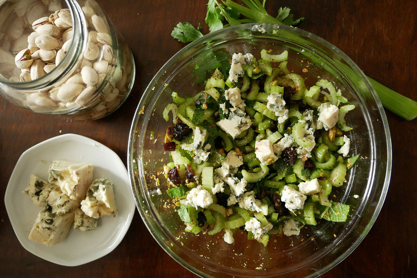 Ensalada de apio, pistachos y queso azul: receta fácil tan sorprendente ...