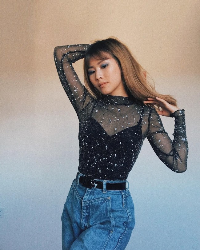 La camiseta negra transparente es el mejor aliado en estas fiestas y te ...