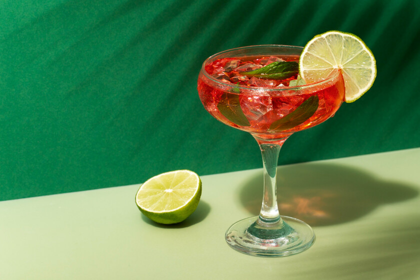 Cómo hacer un cóctel Menta Spritz con frutos rojos súper refrescante