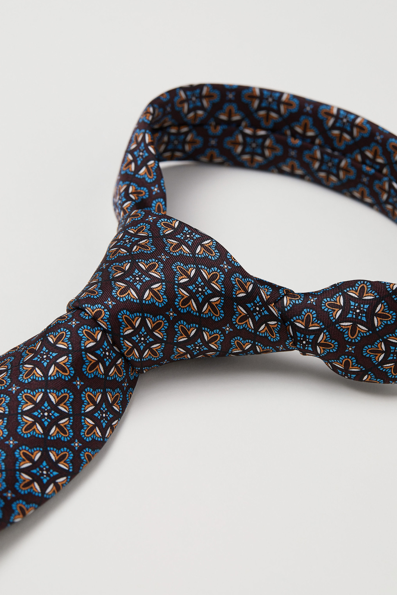 Cuatro estilos de corbatas imprescindibles para lucir una y otra vez