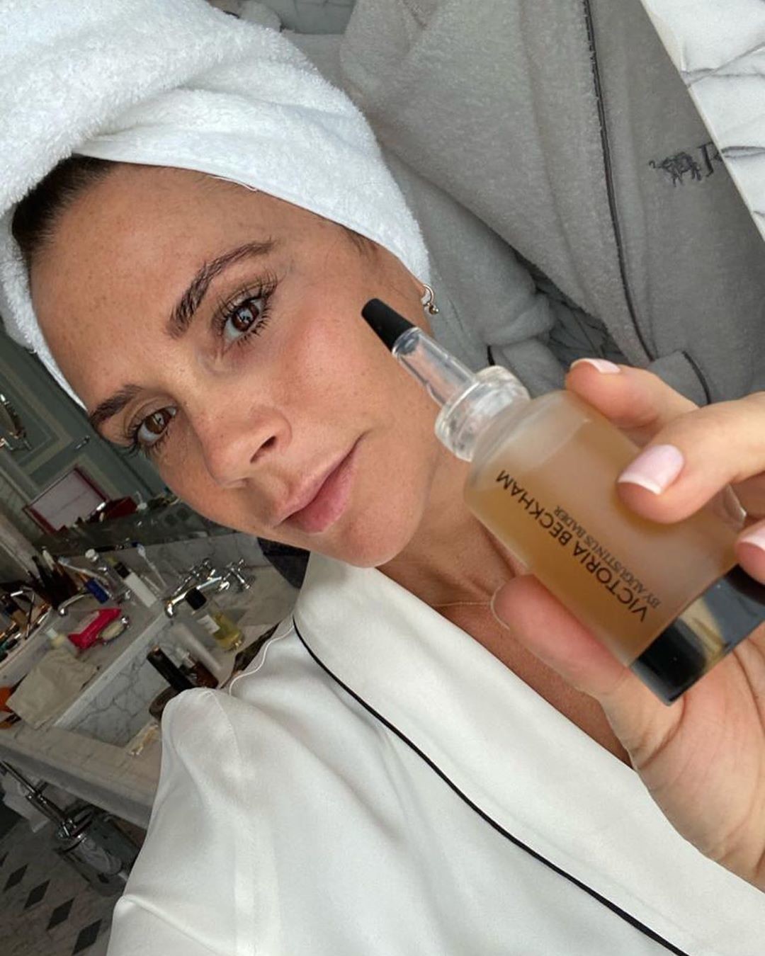 La celebridad Victoria Beckham lanza su primer serum de cuidado de la piel