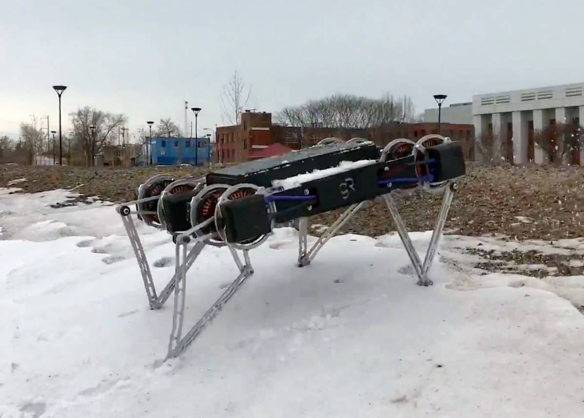 Minitaur es un robot de cuatro patas que salta, escala y avanza por ...