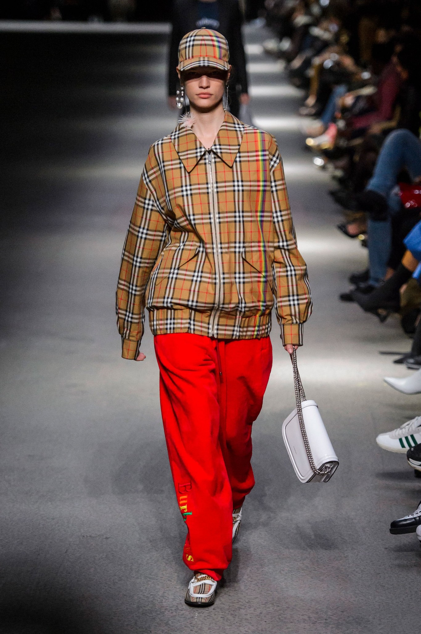La fiesta de Burberry: todos los colores del arcoíris, la diversidad y ...