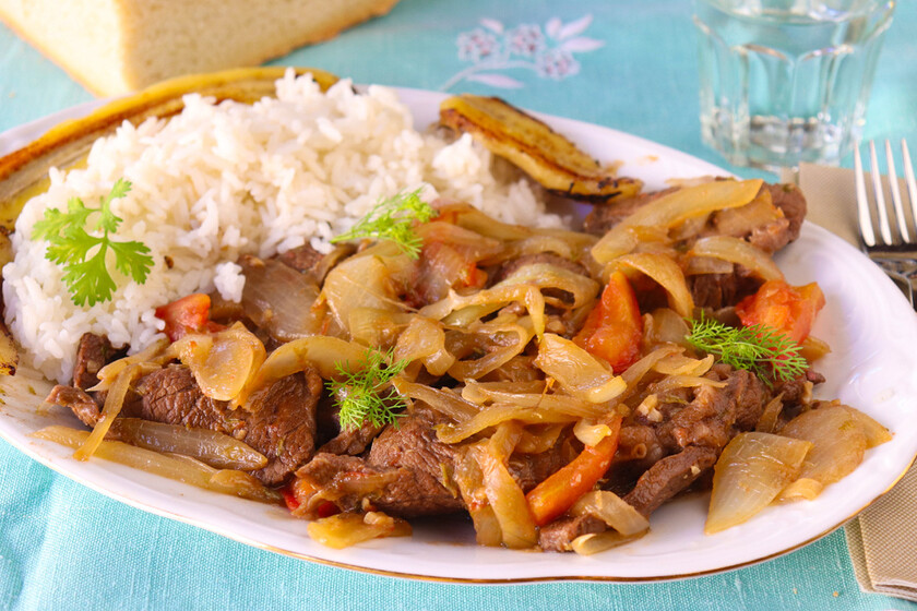 Esta es la receta de bistec encebollado que más preparan en América Latina