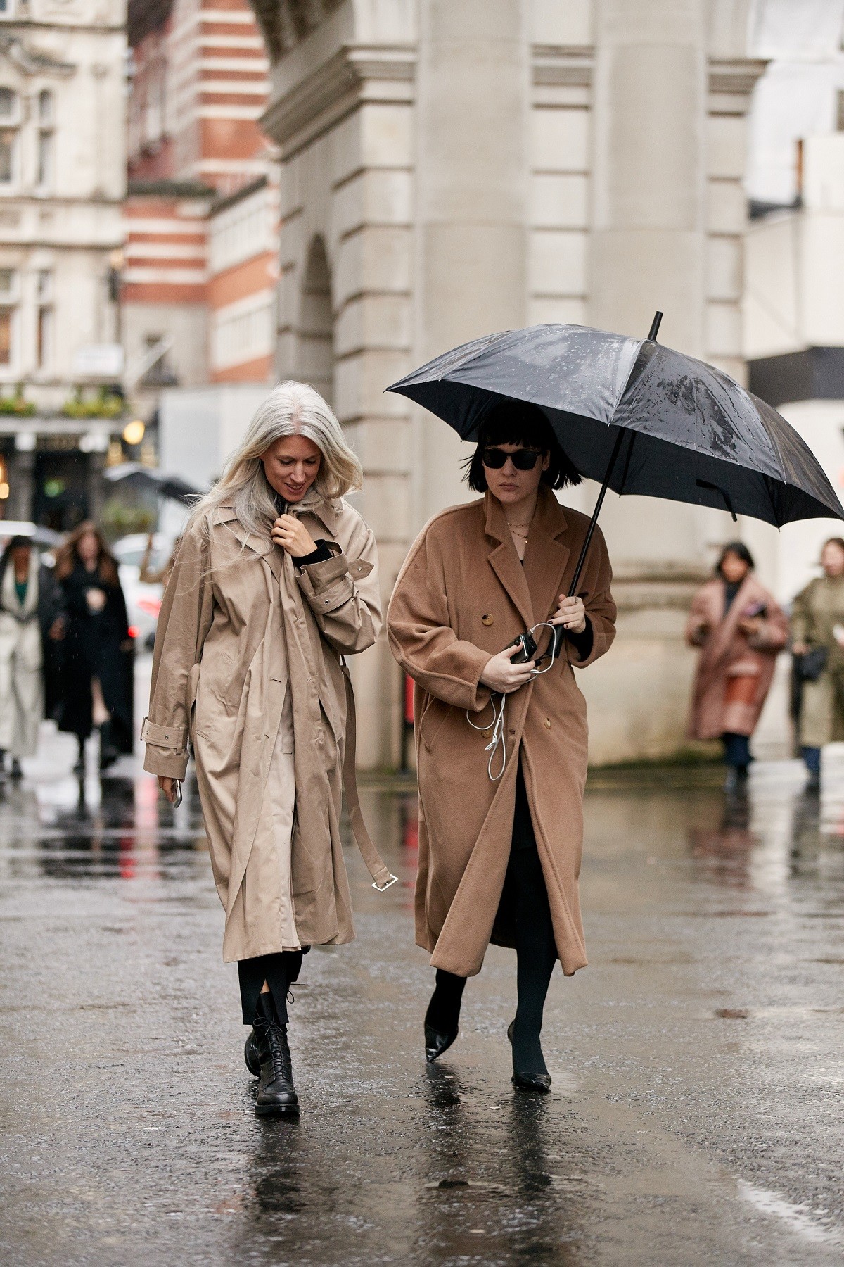 El beige sigue siendo el favorito del street style: 19 looks que ...