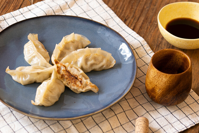 Receta de gyozas de pollo japonesas, dumplings fritos y al vapor ...