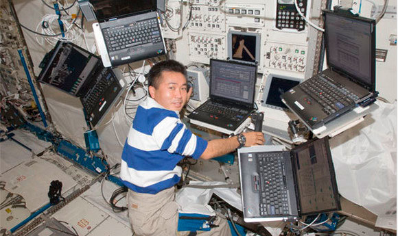 Donde no te esperas un Windows, Estación Espacial Internacional (ISS)