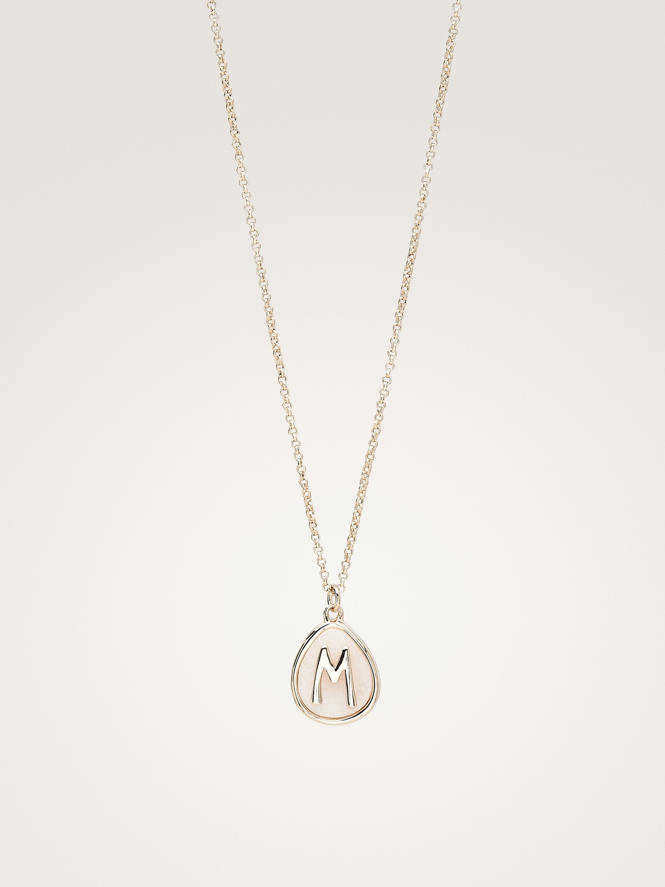 Los 29 collares con iniciales de tendencia con los que querrás llevar ...