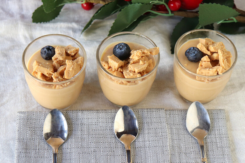 Receta de crema de turrón, postre sencillo para compartir en Navidad