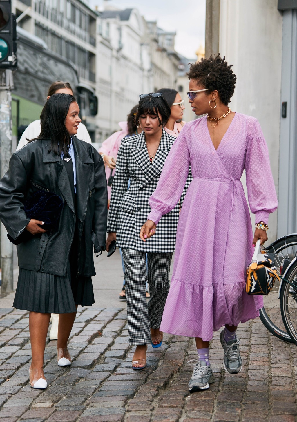 11 looks de street style que demuestran el potencial de un vestido lila ...