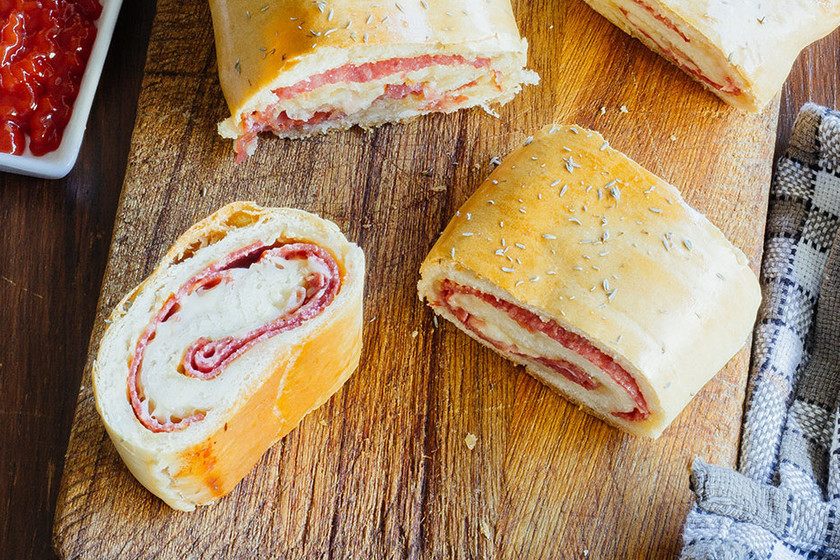 Stromboli de salami. Receta de cocina fácil, sencilla y deliciosa