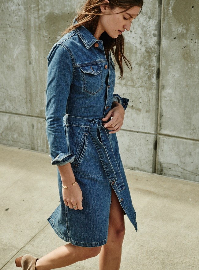 Los vestidos vaqueros son la tendencia denim que triunfa este verano 2019.