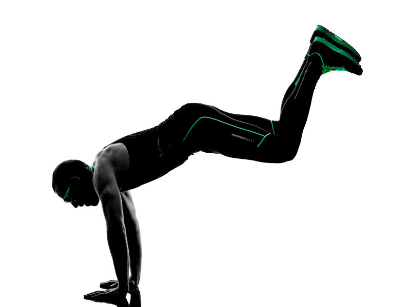 Trabaja tus hombros y brazos intensamente realizando donkey kick jump ...