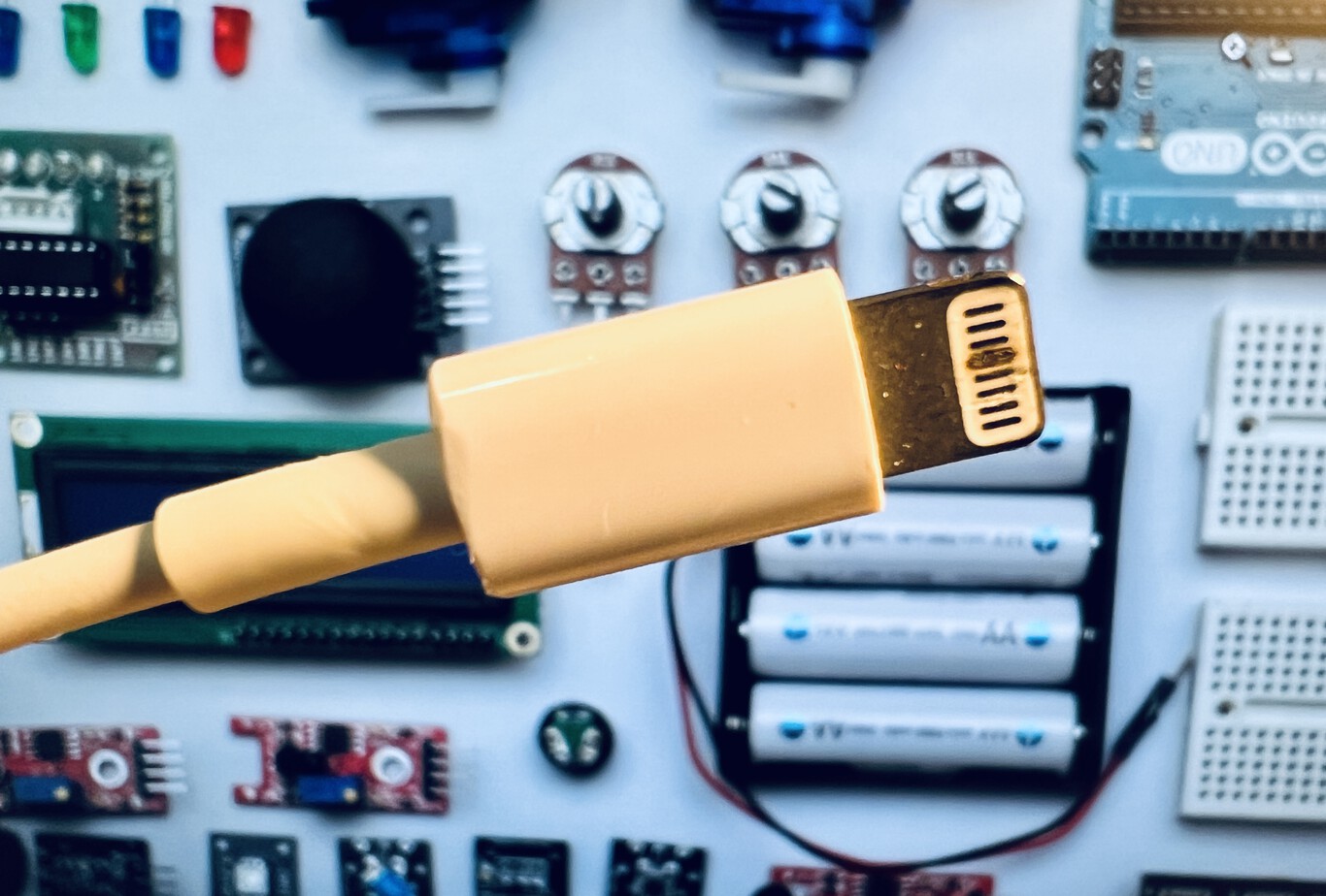 Si alguna vez un pin del Lightning de tu cable de carga de tu iPhone se ha puesto negro, esta es ...