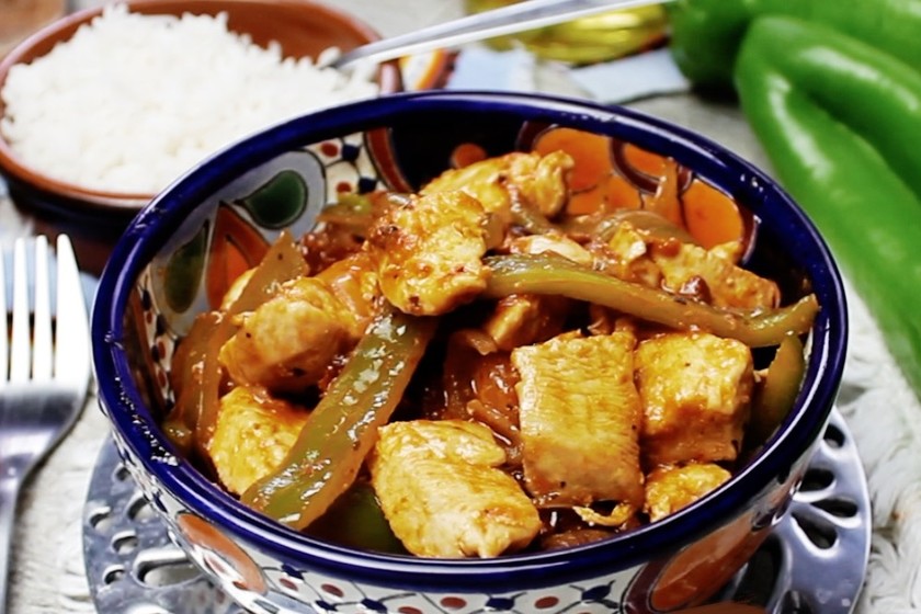 Pollo con chile poblano y tomate seco. Receta en video