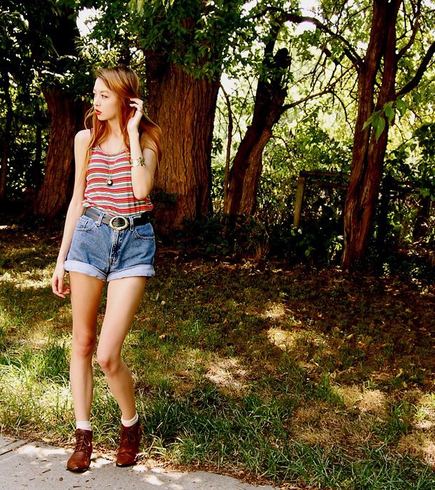 Moda en la calle: los shorts vaqueros frente a las modas efímeras