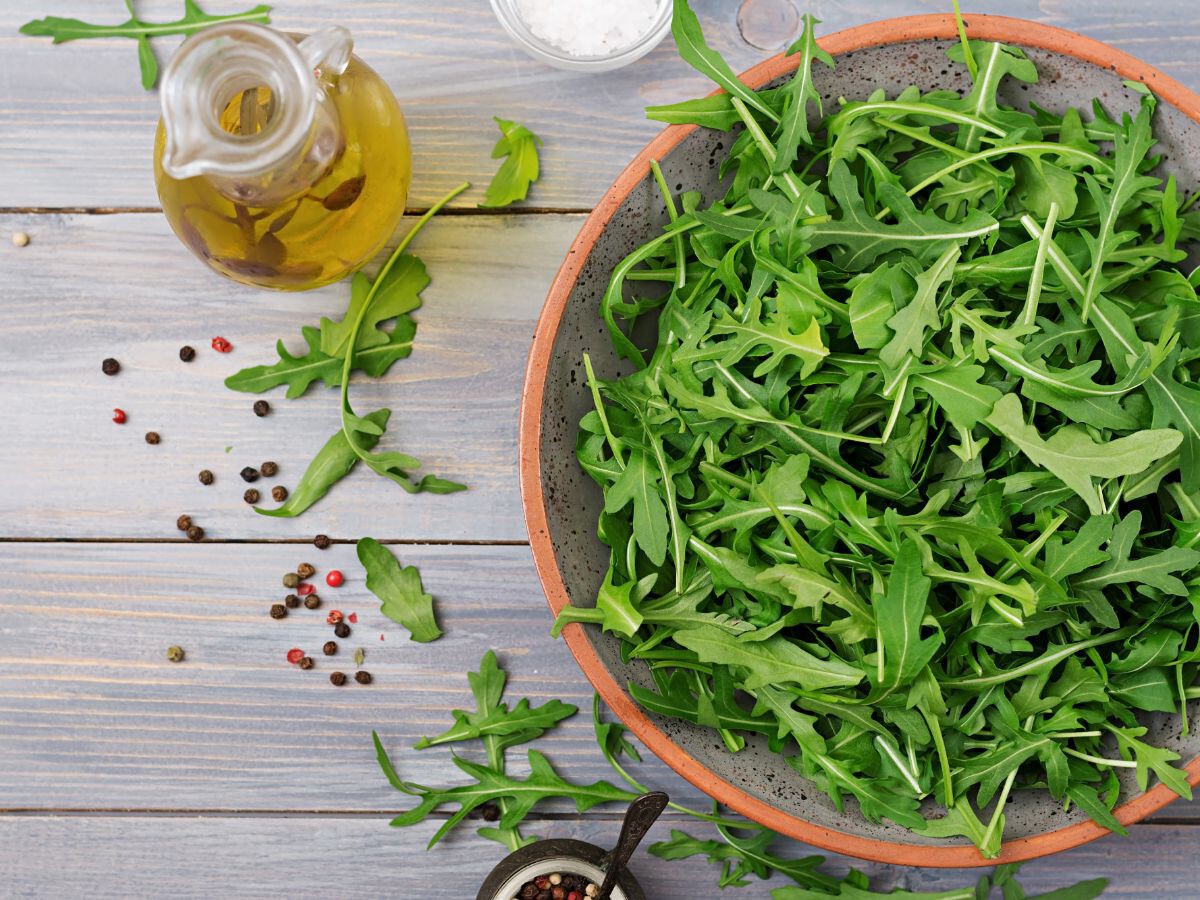 Qué es la rúcula: propiedades, beneficios y cómo usarla en la cocina ...